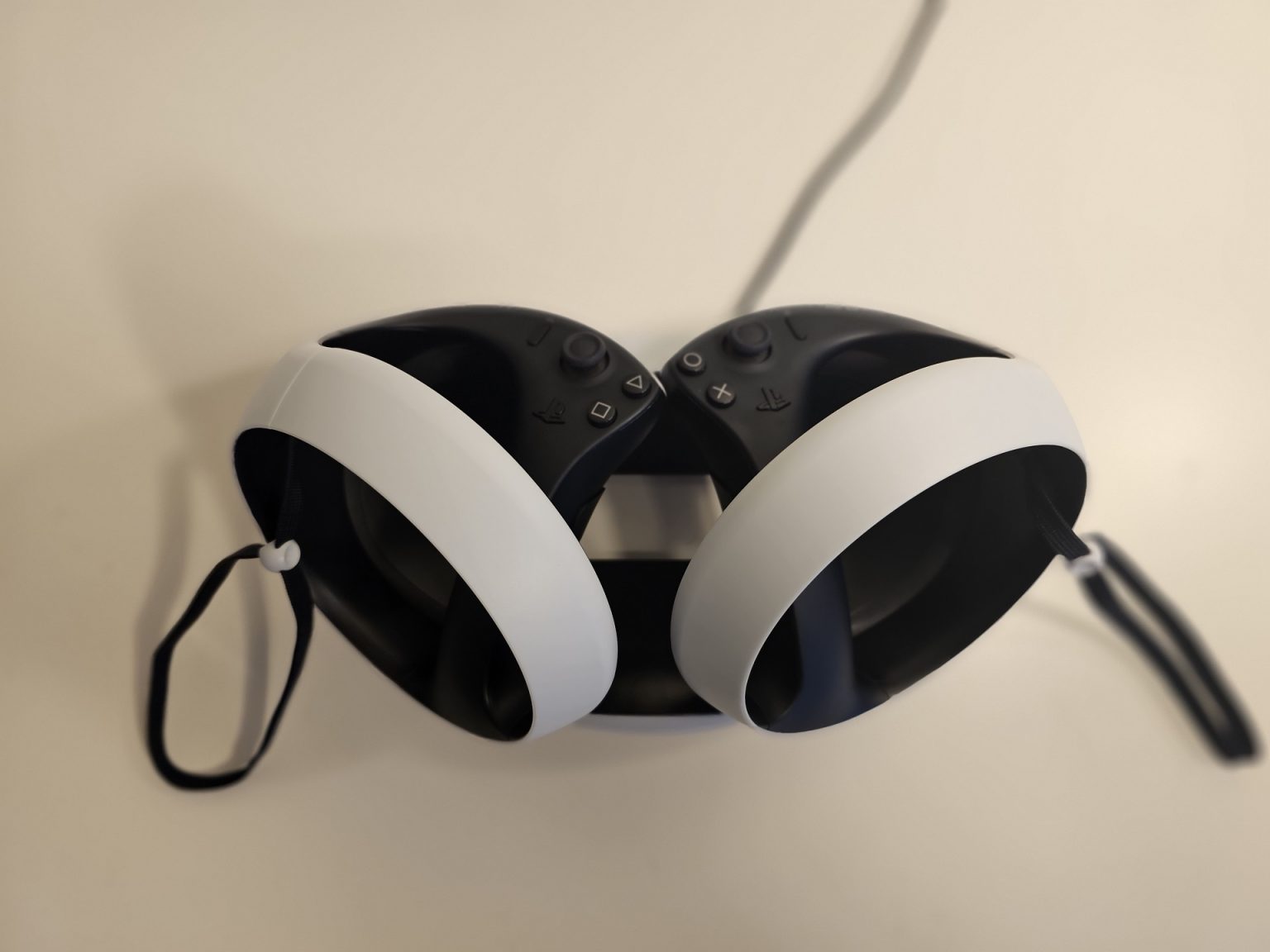 How Long Do The PS VR2 Sense Controller's Battery Last? - Lords of Gaming